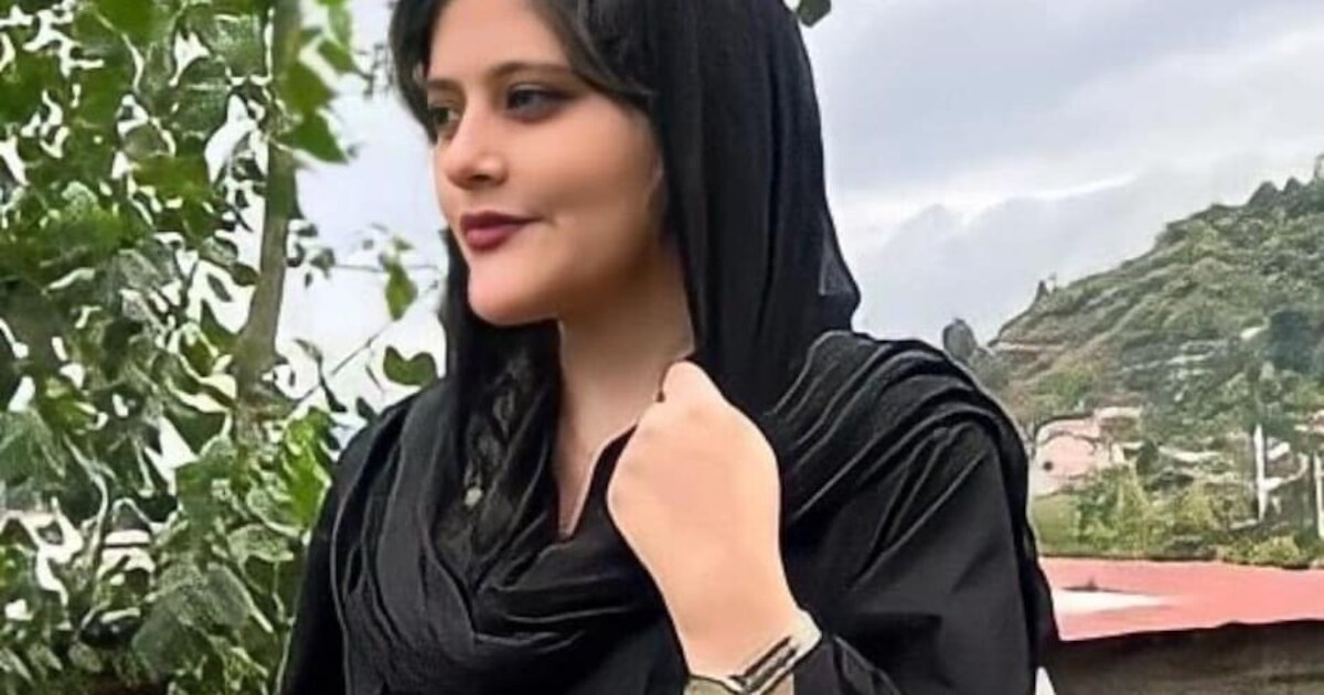 Protesten in Iran na dood van vrouw die werd opgepakt voor “ongepaste ...