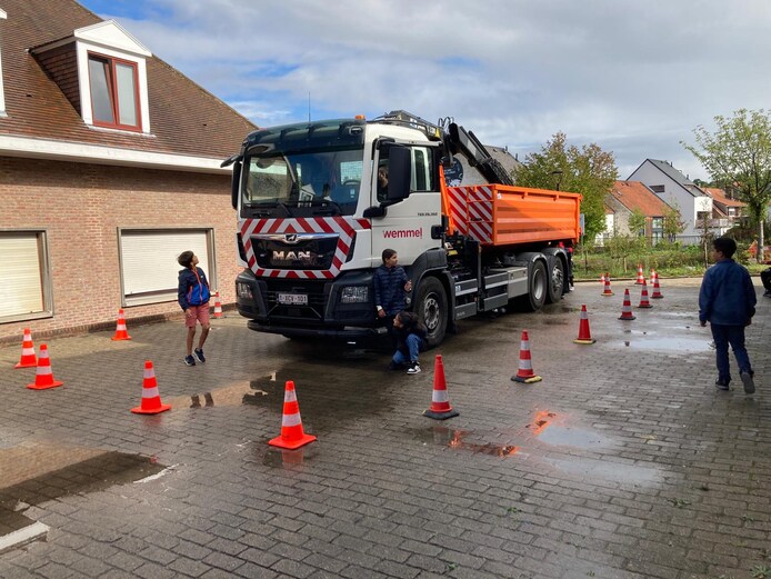 Leerlingen Wondertuin maken kennis met dode hoek | Wemmel | hln.be