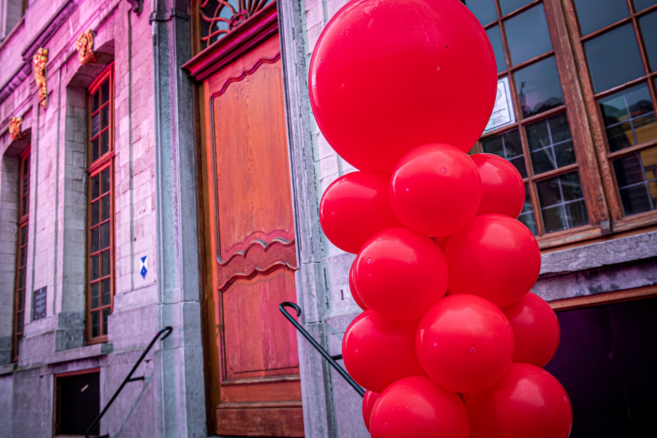 Roeselare kleurt rood op Rode Neuzen Dag | Foto | hln.be