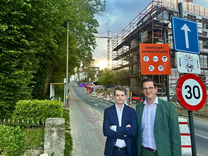 2 jaar (!) na wegverzakking kan Duisburgsesteenweg hersteld worden ...
