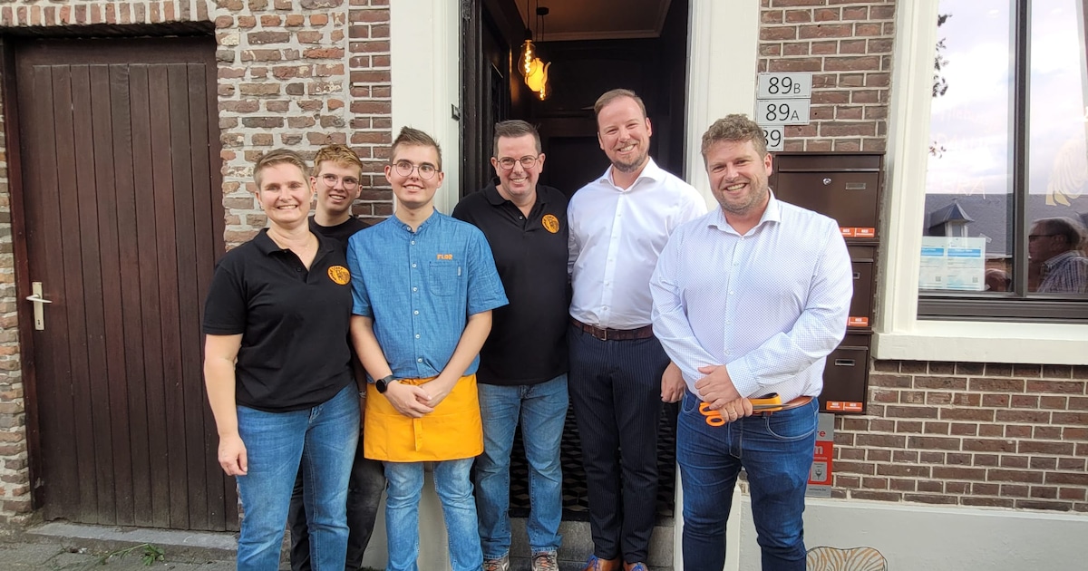 Flor (19) opent nieuwe koffiehuis Oranje Zebra in Kollegestraat | Geel ...