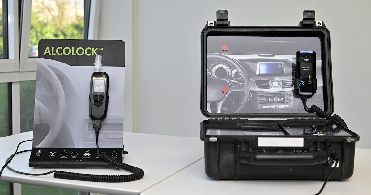 Horeca-uitbaatster botst met 3 promille tegen stilstaande auto aan rood ...