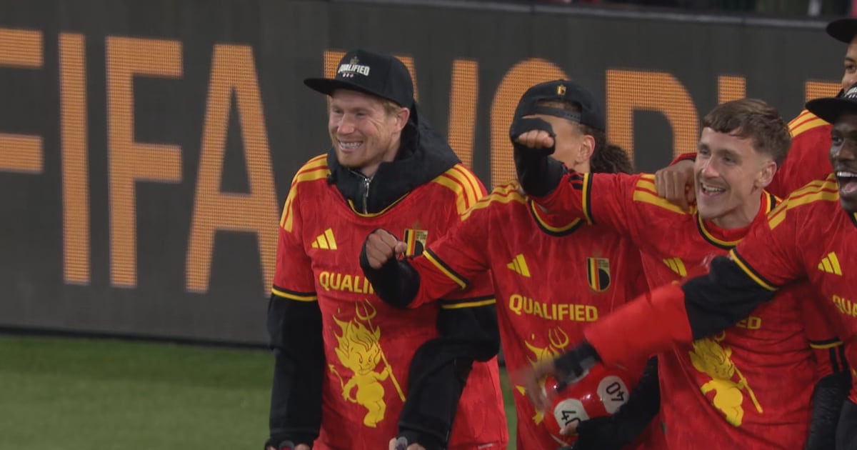 KIJK. Krukken deren hem niet: Kevin De Bruyne viert mee met WK ...