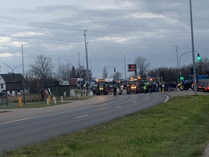 E313 weer vrijgemaakt na boerenprotest in Geel | Geel | hln.be