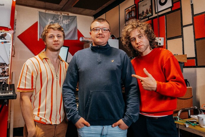 Essevee werkt samen met Compact Disk Dummies voor rapnummer om fans ...