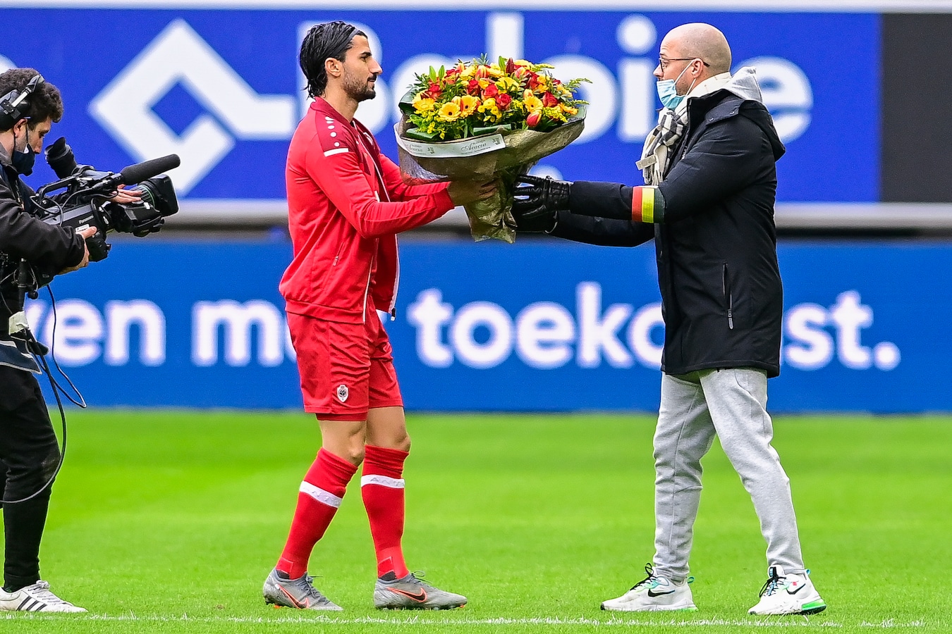 Gouden Schoen Lior Refaelov wordt letterlijk in de bloemetjes gezet ...