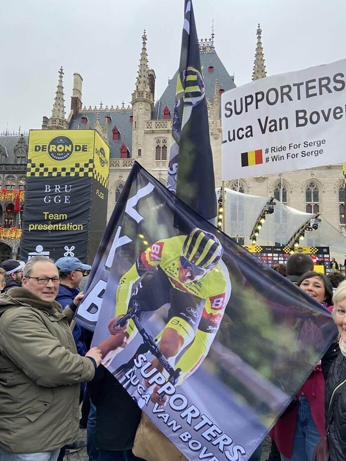 Supporters moedigen neoprof Luca Van Boven aan tijdens zijn eerste ...