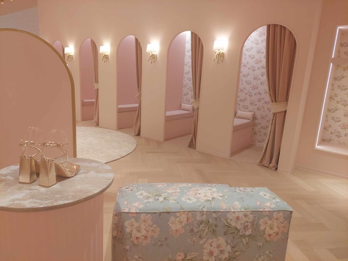 NET OPEN. Outrance Fashion verruilt Izegemse oude post voor R.Plaza ...