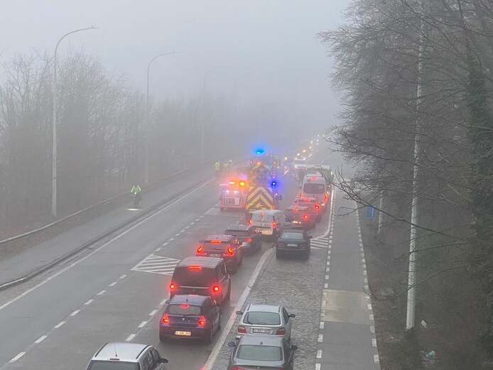 Frontale botsing op Brugsevaart in Mariakerke: één bestuurder gewond | Gent | hln.be