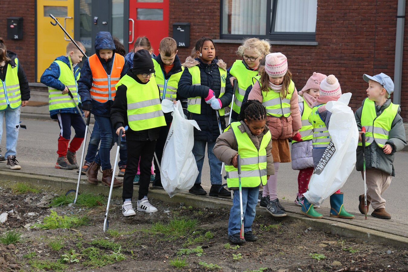 Leerlingen De Oogappel ruimen zwerfvuil op in Appels | Foto | hln.be