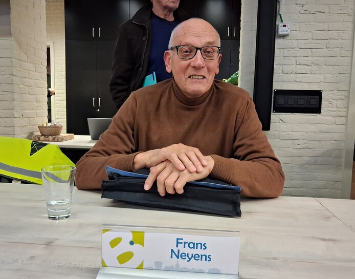 Langst zittende gemeenteraadslid Frans Neyens zet na 48 (!) jaar punt ...