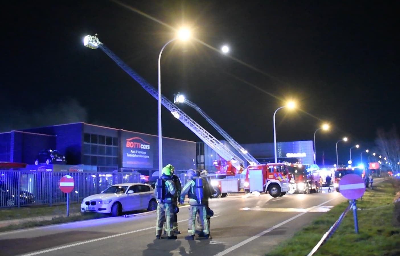 Uitslaande brand bij Botti Cars in Heule: “Schade is groot, maar we ...