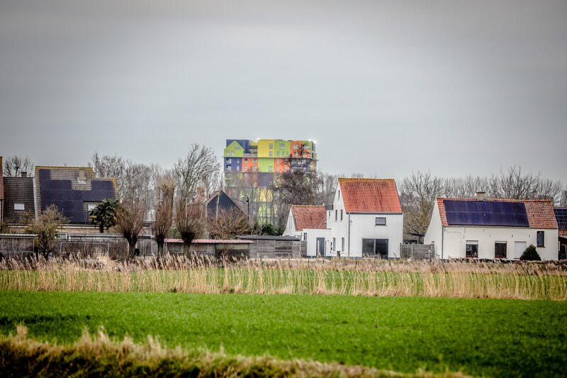 Dit is HOOST in Knokke-Heist, de kleurrijkste woontoren van het land ...