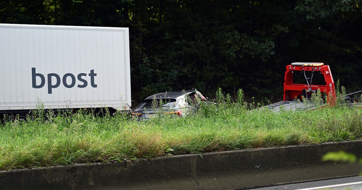 Bestuurster (59) die met kind (3) achteraan op vrachtwagentrailer reed ...