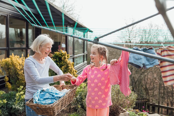 Je kleren buiten drogen aan de wasdraad: dit effect heeft het op je ...