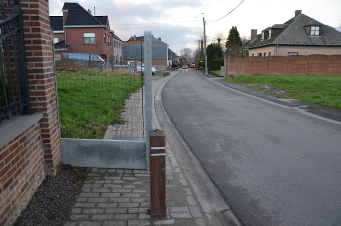 Bewoner moet omheining midden op voetpad binnen de week weghalen van ...