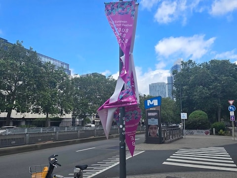 Vandalen vernielen 15 banners van LGBTQI+-koorfestival in Brussel: “Dit ...