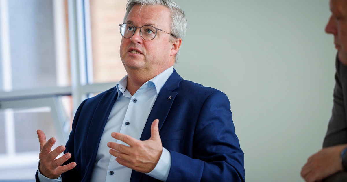 Ex-medewerkers nemen het in open brief op voor Carl Devos: “Bijtende ...