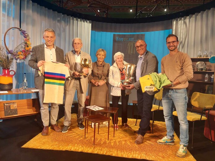 Familie Karstens leent trofee uit 1969 uit aan KOERS: “We konden hem ...