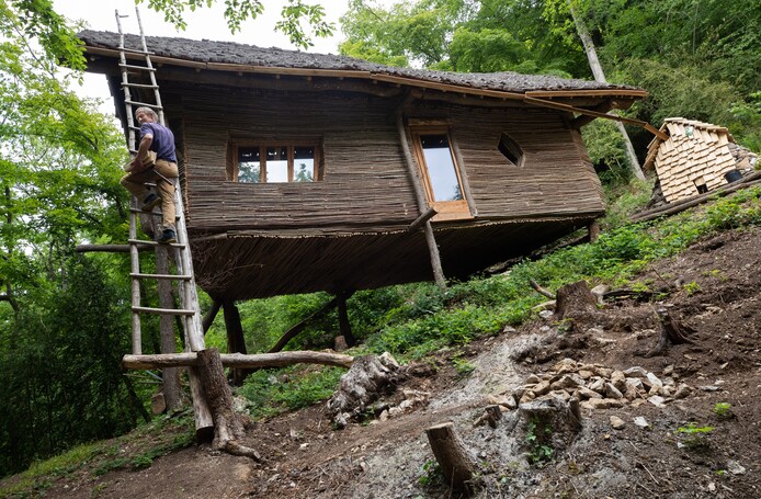 Boze vijftiger hangt nog steeds aan rotswand van Dinant: Jeff is sinds ...