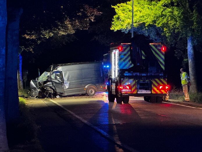 Man (26) overleden bij zwaar ongeval met bestelwagen in Oedelem: “Verkeersdeskundige aangesteld ...