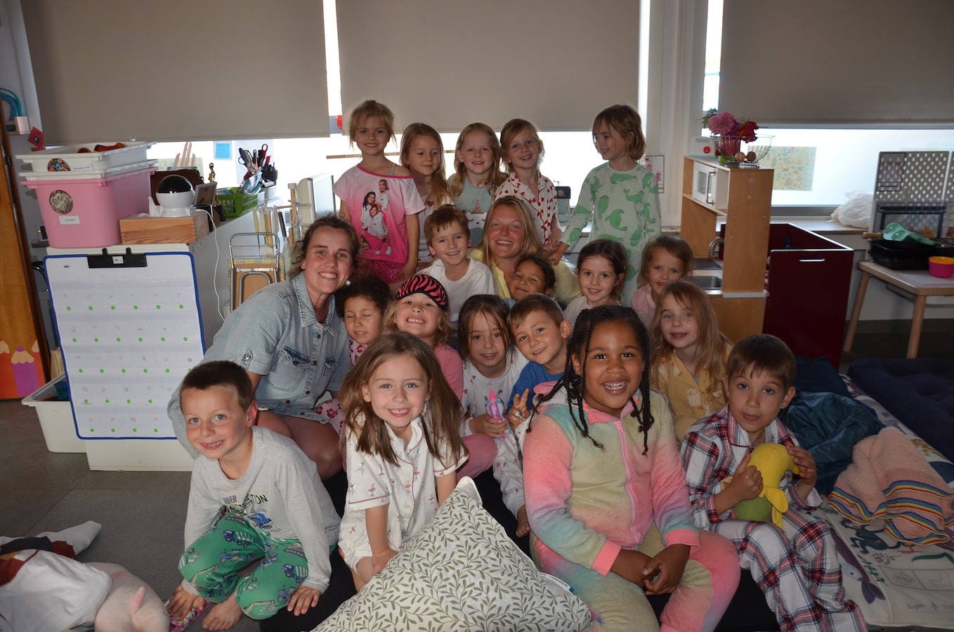 Kleuters sluiten kleutertijd af met eerste sleepover op school | Foto ...