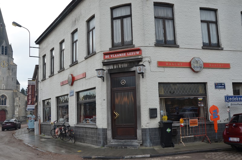 Rita (79) neemt na meer dan halve eeuw afscheid van café De Vlaamse ...