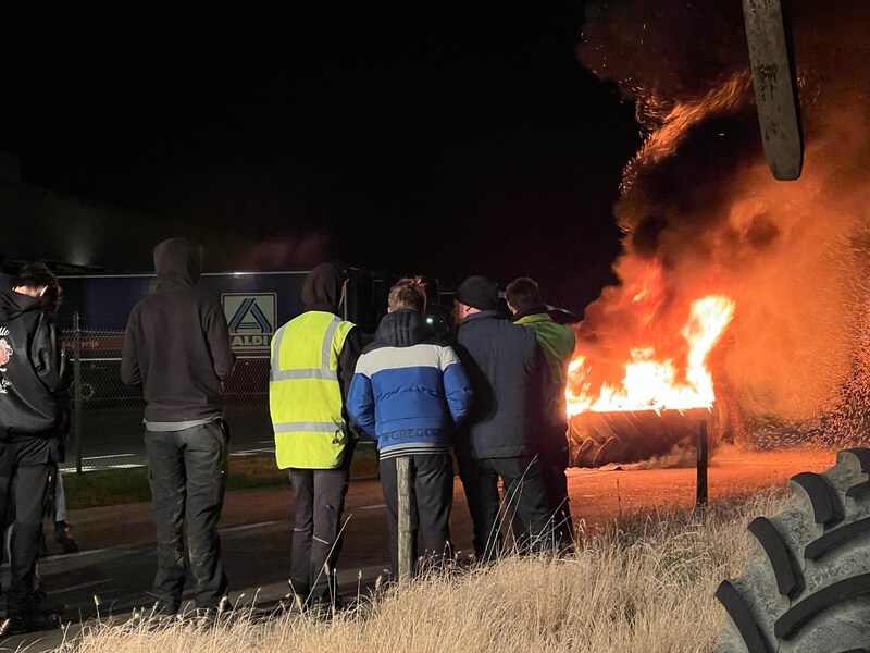 Boerenprotest Aalst gaat verder in Erpe-Mere: tractoren blokkeren ...