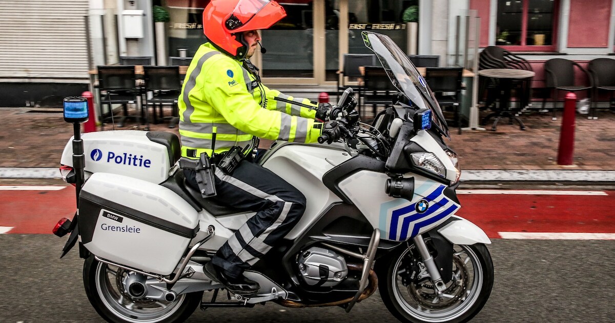 Politie krijgt nieuwe opvallende motorkledij | Menen | HLN.be
