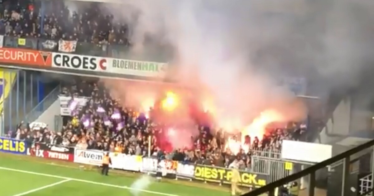Anderlecht-fans gooien rookbommetjes op veld STVV: ref Verboomen legt ...