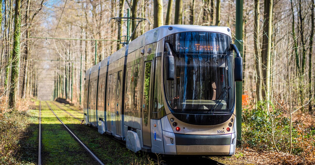 Eerste reizigers aan boord van nieuwe trams MIVB | Brussel | HLN.be