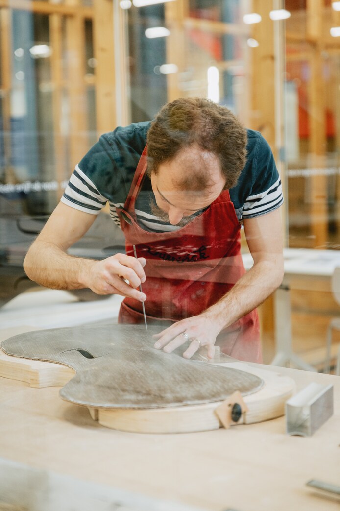 Cello in vlas nieuwe blikvanger van museum Texture | Kortrijk | hln.be