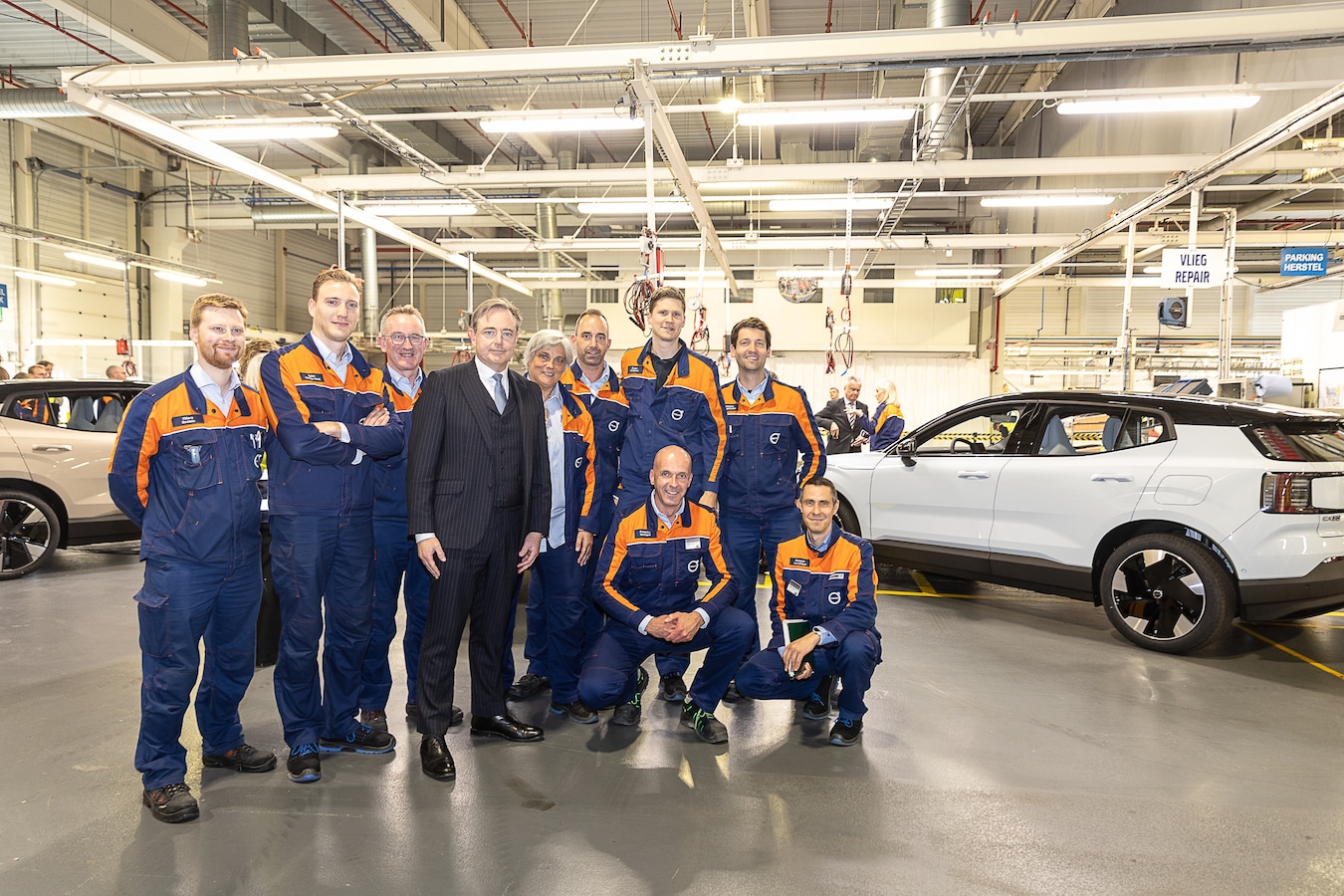 Premier De Wever rijdt eerste EX30 van de band bij Volvo Car Gent: “Ik rij graag met een auto ...