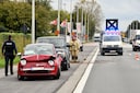 Autootje van jonge vrouw rijp voor de schroothoop na kop-staartbotsing ...