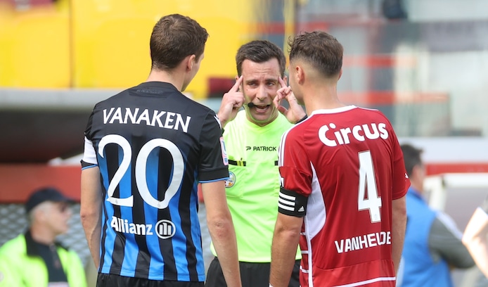 Topref Erik Lambrechts verrast aspirant-scheidsrechter Kasper (13) bij ...