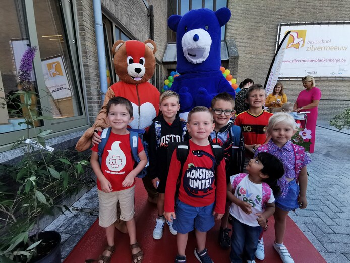 Leerlingen werden onthaald op rode loper door 2 levensgrote mascottes ...