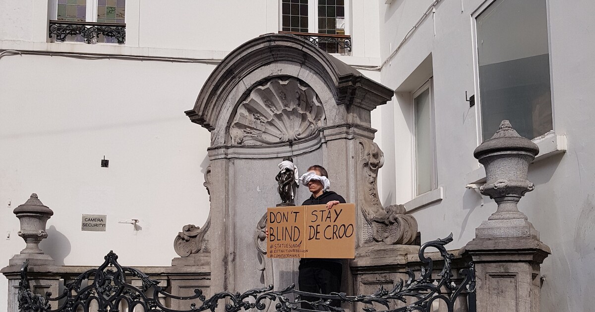 Klimaatactivist Wouter Mouton (45) blinddoekt zichzelf én Manneken Pis ...