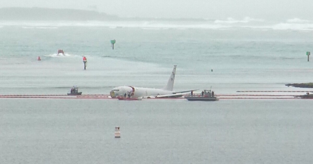 KIJK. Militair vliegtuig schuift in zee na mislukte landing, bemanning ...