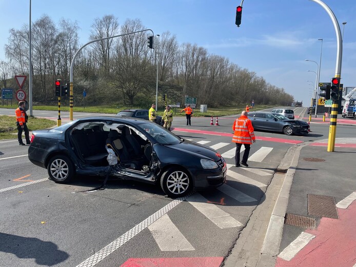 Automobilist slaat te vroeg af aan R8: passagierster zwaargewond in ...