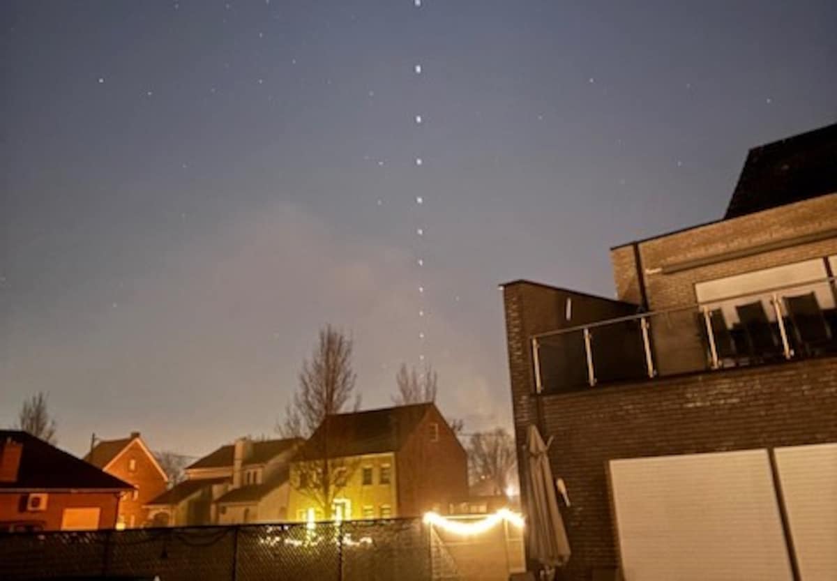 KIJK. Treintje ‘Starlink’-satellieten van Elon Musk afgelopen nacht ...