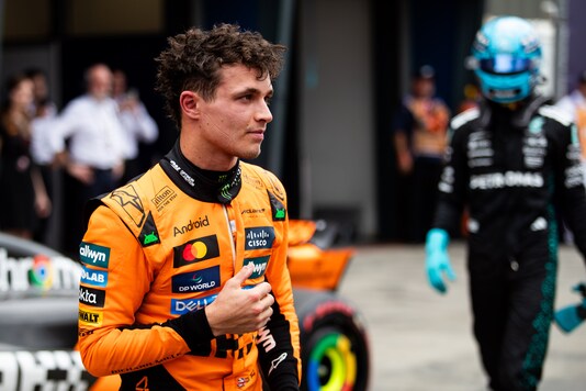 LIVE F1. Norris pakt de eerste pole van het seizoen voor ploegmaat Piastri, Verstappen start ...