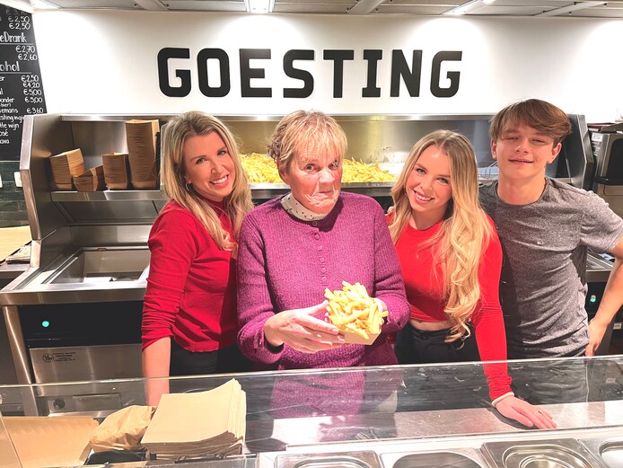 Cast televisieserie ‘Nonkels’ viert laatste draaidag met lekkers van ...