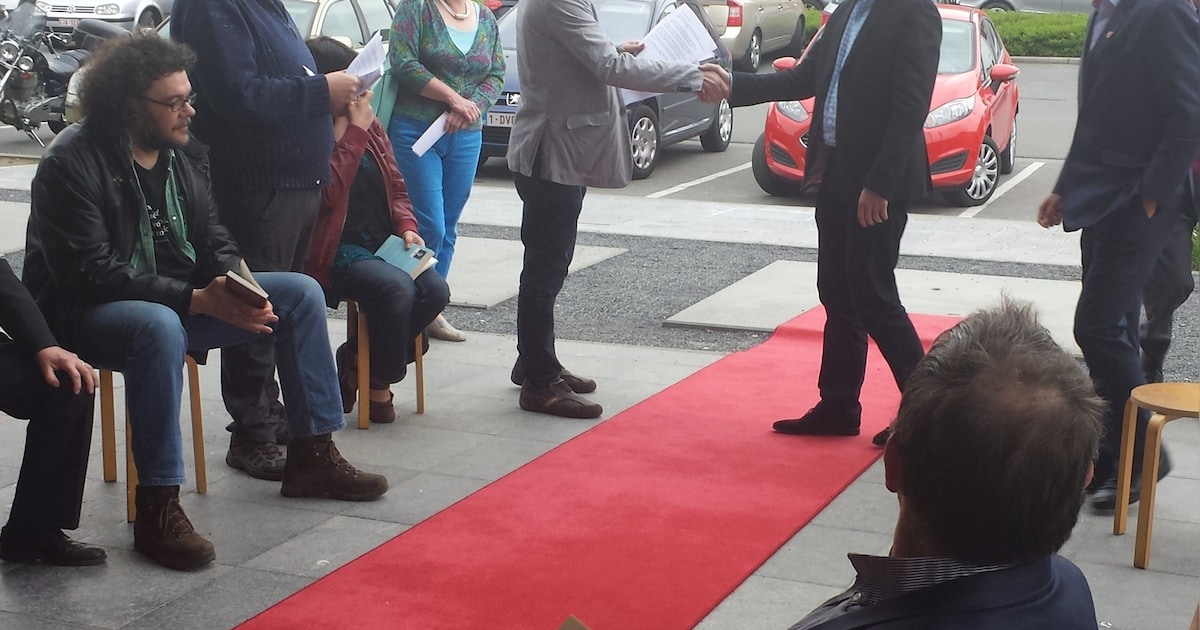 Ludiek protest tegen erelidmaatschap Sven Gatz | Herzele | HLN.be