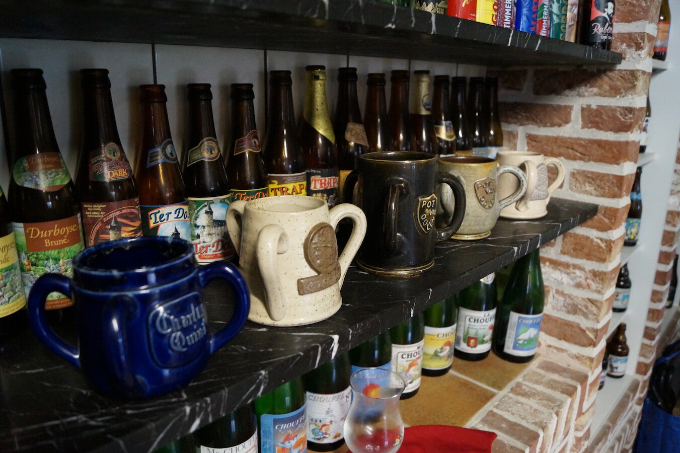 Daniël (77) doet collectie van 4.000 bierflesjes, 5.000 glazen en 10. ...
