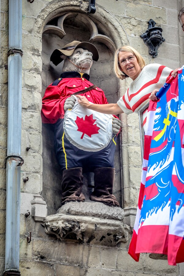 Brugge heeft nu ook z’n ‘Manneken Pis’: Brugs Beertje van de Loge ...