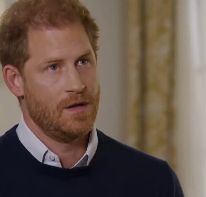 “De bal ligt in hun kamp”: prins Harry laat zich in nieuwe trailer van ...