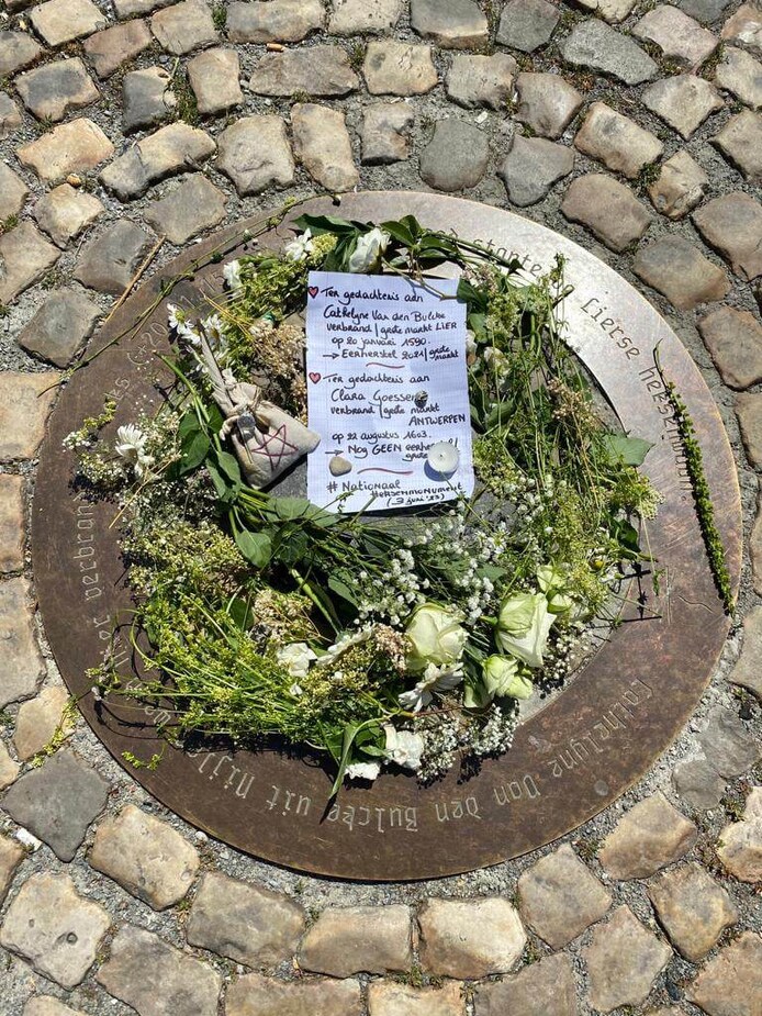 Witte bloemen op Grote Markt van Lier voor veroordeelde ‘heksen’ | Lier ...