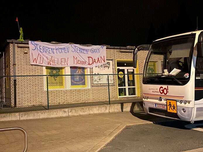 Opnieuw spandoeken aan de schoolpoort voor Meneer Daan: “Van hier tot ...