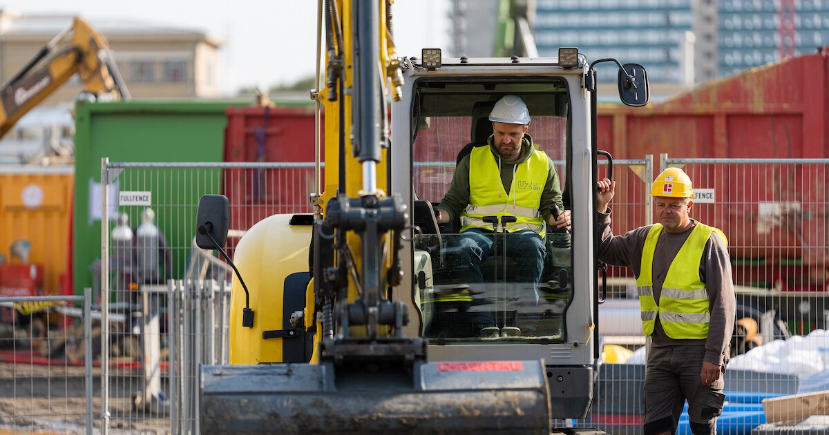 Medewerkers UZ Gent geven zelf eerste spadesteek voor nieuwe centrale ...