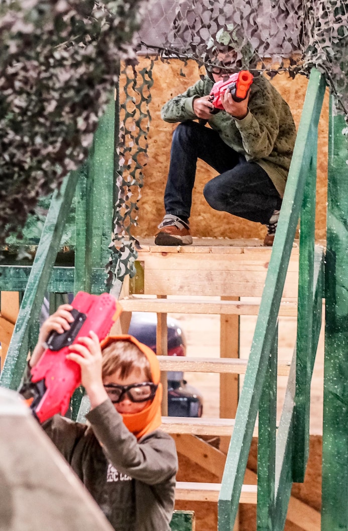 REPORTAGE: ‘Airsoften’ kan hier vanaf 6 jaar, wij gingen mee met Ibo (9 ...
